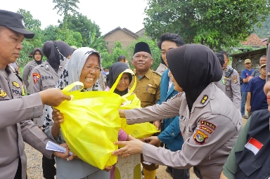 Polwan Lampung Bantu Ringankan Beban Masyarakat Terdampak Banjir – Mentari Sumatera